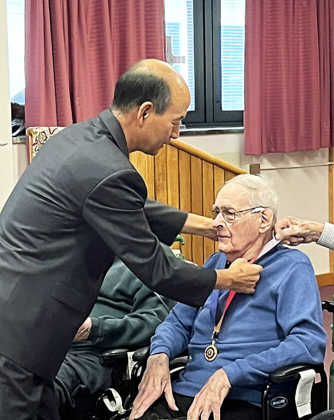 Korean War vets receive medals | News, Sports, Jobs - Altoona Mirror